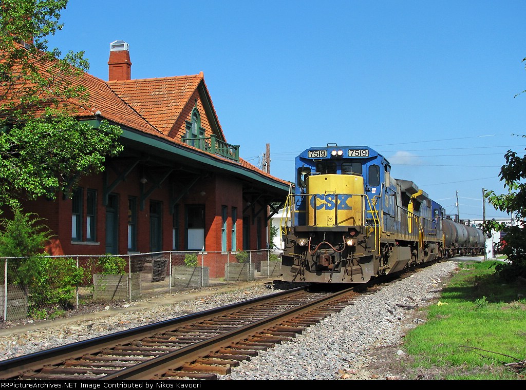 CSX Q614 passing the depot at Elberton